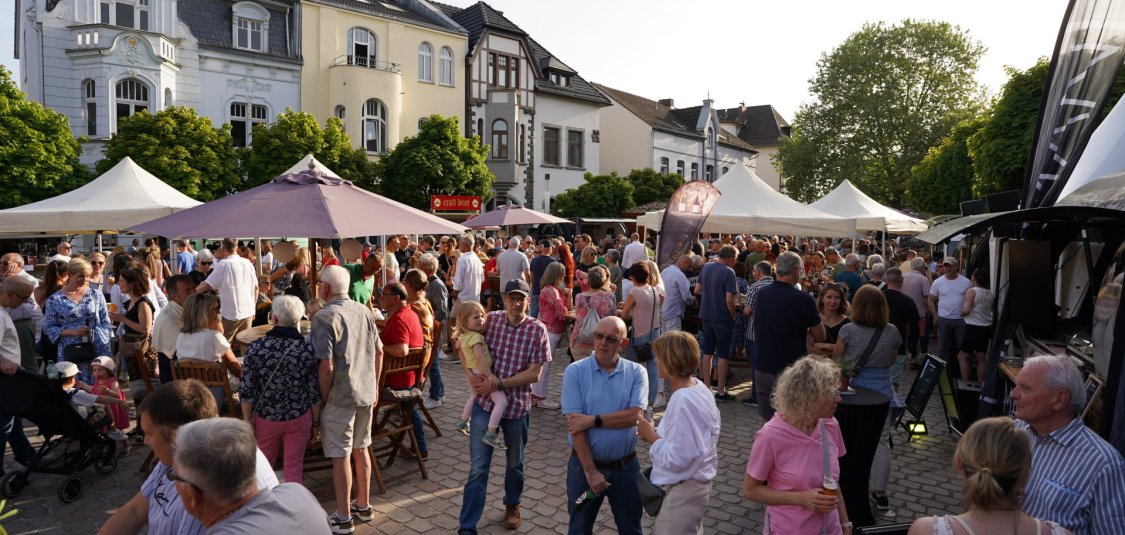 Genuss und gute Unterhaltung beim Abendmarkt auf dem Fischerplatz | Stadt Troisdorf